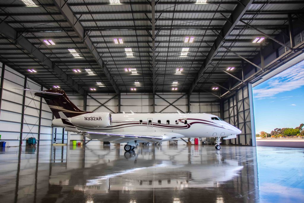 2011 Bombardier Challenger 300 (N332AR) – Advanced Air